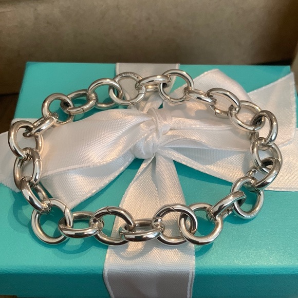 Tiffany & Co. | Jewelry | Tiffany Co Round Open Clasping Link Charm ...